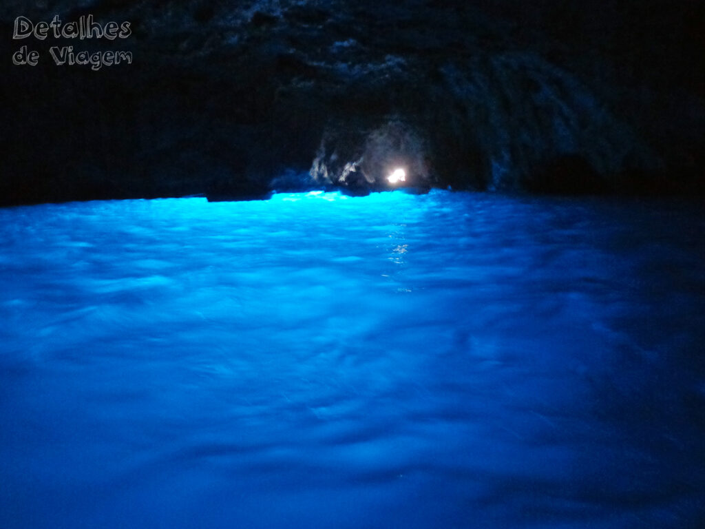 Capri: um Barco a Remo e uma Gruta Azul - Detalhes de Viagem